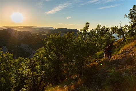 남부 크림 반도의 산 위에 일출 일리아스 카야 산 꼭대기에서 바라보는 경치 0명에 대한 스톡 사진 및 기타 이미지 0명 관광 관목 Istock