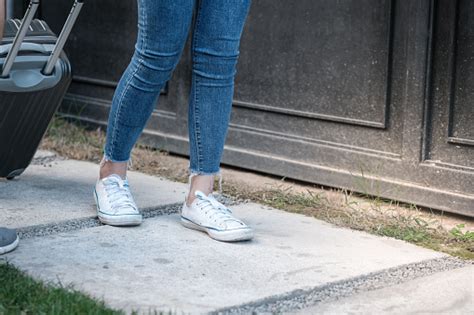 여행자 여 자가 짐을 들고 관광 가방 여행 라이프 스타일 개념으로 산책 가방에 대한 스톡 사진 및 기타 이미지 가방 걷기 게이트 Istock