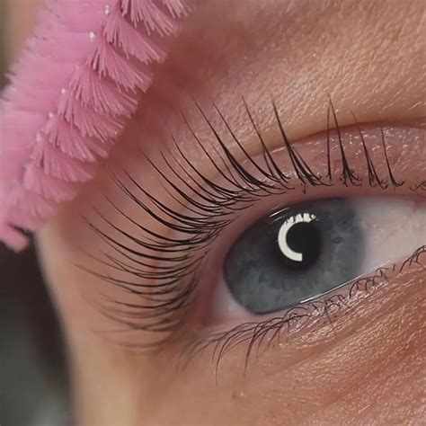 لیفت مژه چیست؟ مراحل لیفت مژه سمیرا افشار