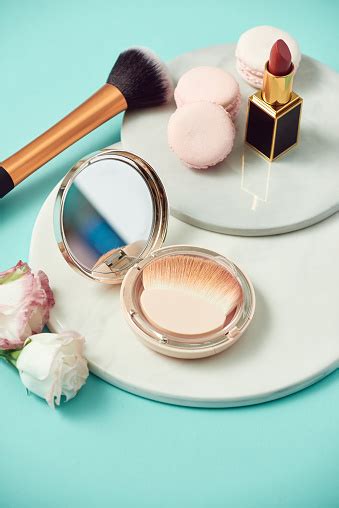 화장 용 상자와 파란색 배경에 장식 화장품의 세트와 구성 개체 그룹에 대한 스톡 사진 및 기타 이미지 개체 그룹 메이크업 화장품 선물 Istock