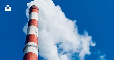 배경에 구름이 있는 빨간색과 흰색 파이프 사진 Unsplash의 무료 연기 이미지