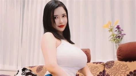 Foto Punya Payudara Besar Mantan Bintang Porno Anri Okita Dadaku