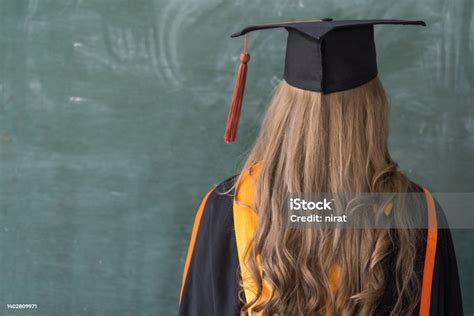 졸업 졸업식에서 대학 졸업 모자를 가진 학생의 후면보기 20 24세에 대한 스톡 사진 및 기타 이미지 20 24세 개념