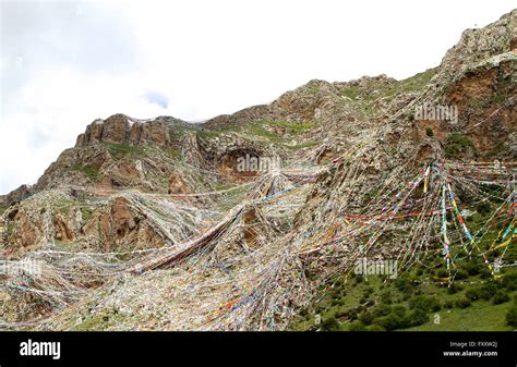 Buddhistische Symbole Auf Den Bergen Von Tibet Stockfotografie Alamy