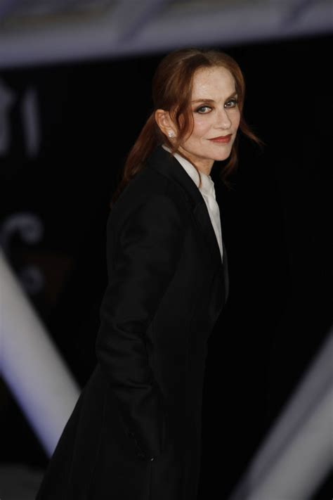 Photo Oui Isabelle Huppert Fait Une Taille Ce Qui Ne L Emp Che Pas D Avoir Des Petits
