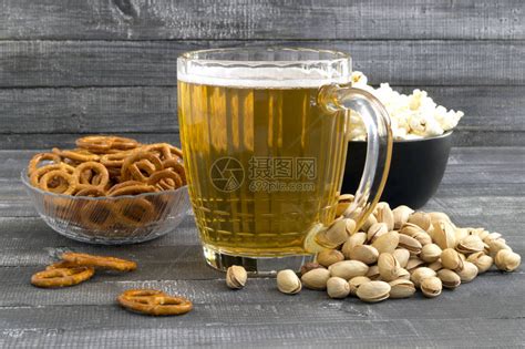 木制背景上带小吃的啤酒高清图片下载 正版图片505155168 摄图网