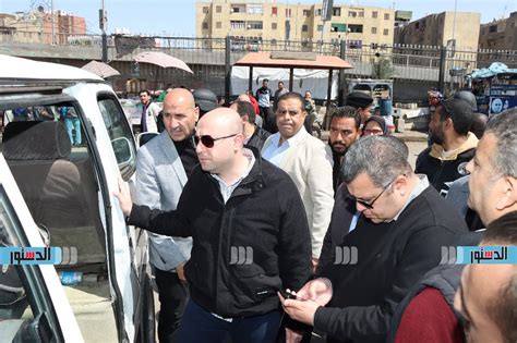 محافظ بني سويف يتفقد مواقف سيارات الأجرة بعد التعريفة الجديدة