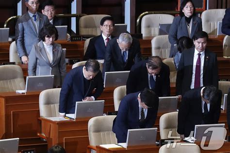 계엄 사태 사과에 자리 지키는 김문수 장관 뉴스1