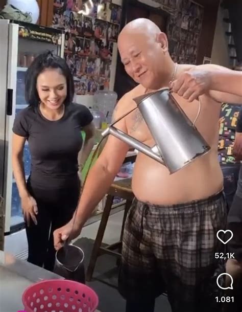 Awet Muda Pesona Yuni Shara Saat Santai Di Kafe Hingga Ngopi