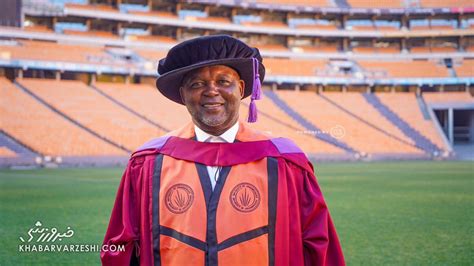 ویدیو اهدای مدرک افتخاری به سرمربی جدید استقلال پیتسو موسیمانه دکتر شد