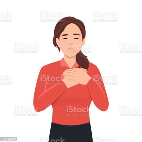 행복하고 차분한 젊은 여자는 가슴에 손을 잡고 마음으로 감사하고 감사함을 느낍니다 웃는 소녀는 사랑 연민 및 보살핌을 보여줍니다