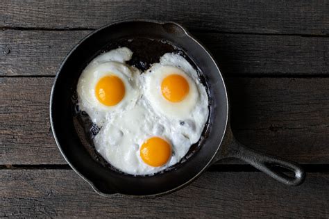 3 절연 어둠 그린 위에서 나무에 무 쇠 프라이팬에 계란을 튀긴 3가지 개체에 대한 스톡 사진 및 기타 이미지 3가지 개체 건강한 식생활 검은색 Istock