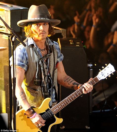 Mtv Movie Awards 2012 Johnny Depp Plays Guitar With The Black Keys