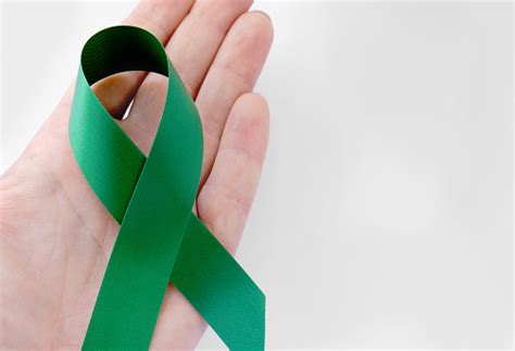 녹색 상징적 인 리본 장기 기증 신장암의 문제 흰색 배경에 손 Mental Wellbeing에 대한 스톡 사진 및 기타 이미지