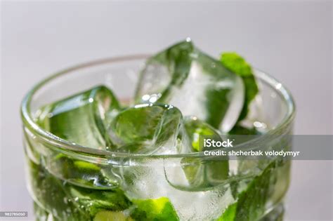 그린 민트 슬라이스 라임 얼음 조각 빨 대 매크로 텍스처와 모 히 토에 잔 가지 감귤류 과일에 대한 스톡 사진 및 기타 이미지