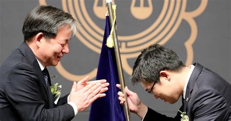 협회기 받는 김정욱 서울지방변호사협회장