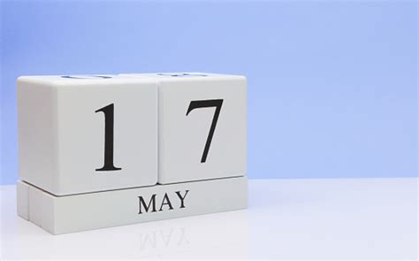 5 월 17 일달 밝은 파란색 배경으로 반사와 흰색 테이블에 매일 달력 스프링 시간 텍스트의 빈 공간 0명에 대한 스톡 사진 및 기타 이미지 Istock
