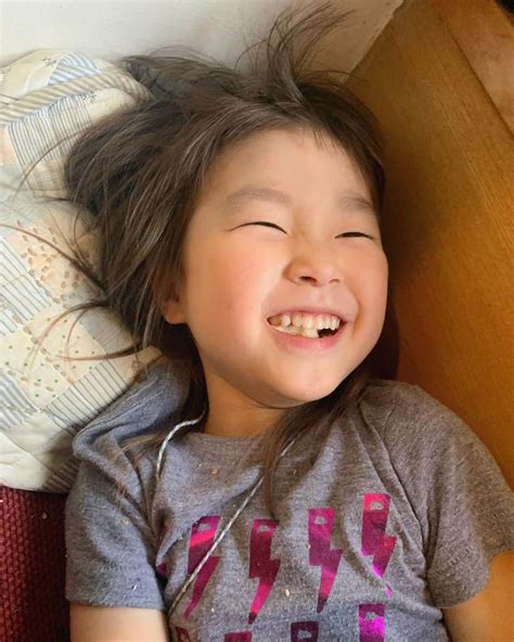 坂本美雨さんのインスタグラム写真 坂本美雨instagram「パンこぼしまくってますね 今日のなまこちゃん 4歳9ヶ月」5月13日