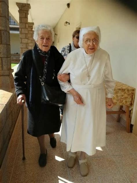 El viaje de la abuela de años que conmueve a Italia Infobae