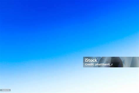 空スペースおよび青い空を背景に柔らかな白い雲 からっぽのストックフォトや画像を多数ご用意 からっぽ ふわふわ まぶしい Istock