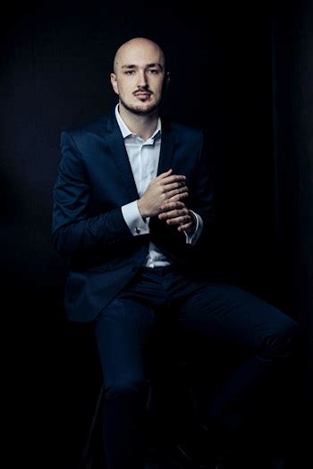 Pijanist Ivan Galić Mozart Malim Brojem Nota Dočarava Nevjerojatne Karaktere Atmosferu I Slike