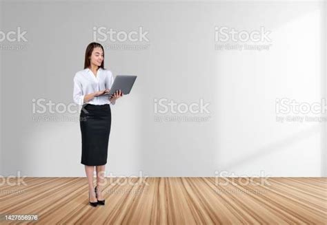 공식적인 착용에 매력적인 사업가를 미소 짓는 것은 노트북을 들고 서 있습니다 경영자에 대한 스톡 사진 및 기타 이미지 경영자