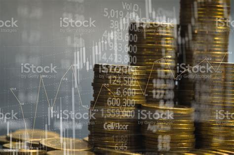 주식 시장 스크린 차트 보드와 캔 들 스틱 금융 비즈니스 및 투자 분석 개념 아이디어에 대 한 동전 스택의 이중 노출 가격에