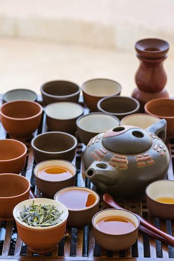 정통 중국 다도 설정입니다 갓 양조 음료 컵 냄비 기구 나무 떨어지는 쟁반에 부 어 느슨한 차 잎입니다 라이프 스타일 지역 문화입니다 웰빙 균형 불교 명상 차 뜨거운 음료에