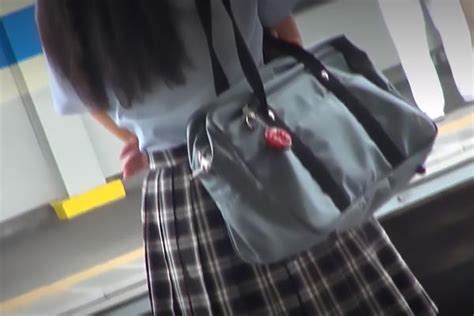 駅の構内で痴漢師に目を付けられた清楚系jk！パイパンまんこに無理矢理オモチャ挿入されて悶絶！ 無料av動画