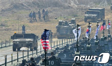 한국군 부교 건너는 미군 전투차량들 뉴스1