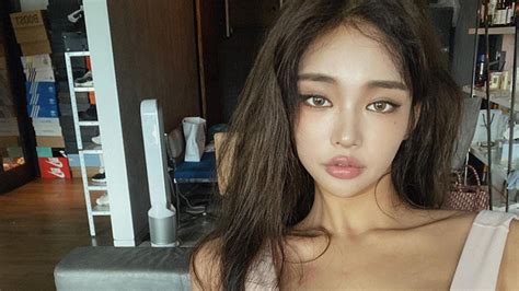 Korean Model Famous For Looking Like Blackpinks Jennie Shakes Up The