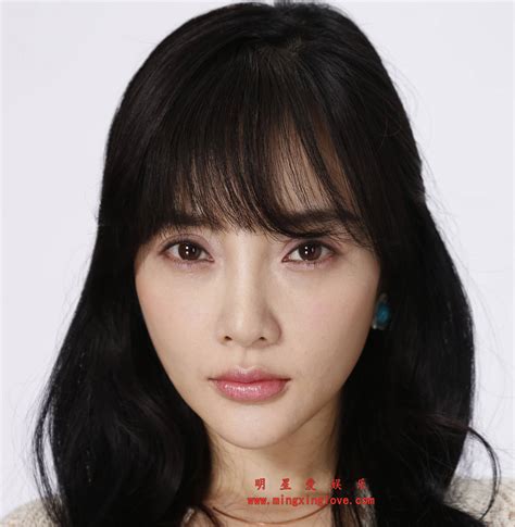 Mingxinglove On Twitter 李小璐 参加某综艺节目时拍摄的 定妆照 花絮照片，短裙光腿造型，放大可看清肌肤纹理