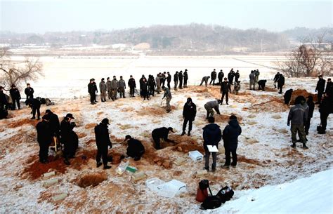 South Korean Soldiers Excavate The Remains Of Chinese Soldiers Buried
