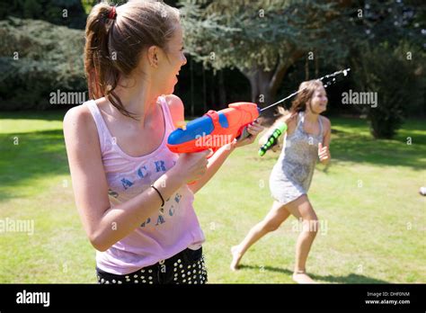 Dos Chicas Jugando Fotografías E Imágenes De Alta Resolución Página 2