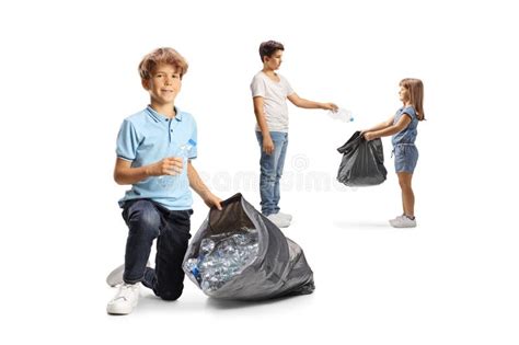 Dos Niños Y Una Niña Recolectando Botellas De Plástico En Bolsas De