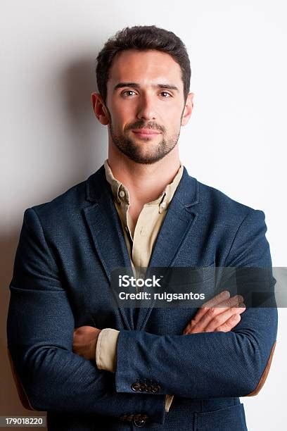한 남자의 인물 사진 그릐 팔짱 낌 남성에 대한 스톡 사진 및 기타 이미지 남성 남성성 남자 Istock