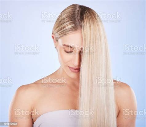 얼굴 헤어 케어 그리고 배경에 고립된 스튜디오에서 눈을 감고 있는 여성의 아름다움 화장품 케라틴 및 긴 헤어스타일 금발 발라야쥬