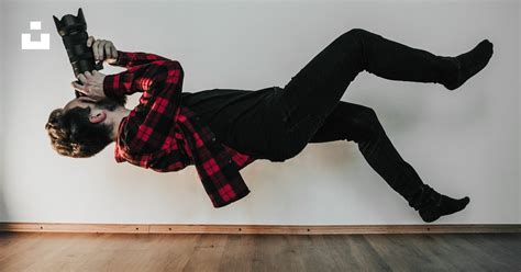 빨간색과 검은색 체크무늬 셔츠와 검은색 바지를 입은 사람 사진 Unsplash의 무료 회색 이미지