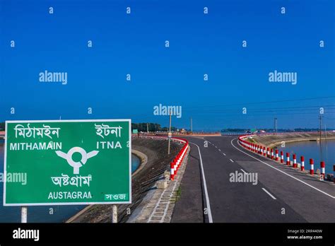 Itna Mithamoin Austagram All Weather Road Goes Straight Through A Vast