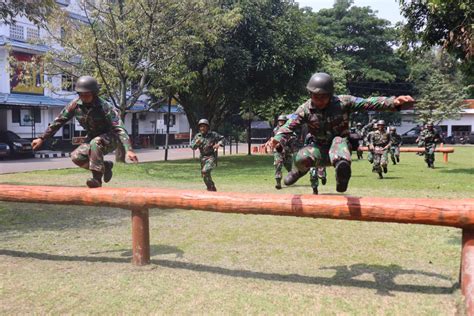 PRAJURIT YONZENI 1 MAR LAKSANAKAN LATIHAN HALANG RINTANG
