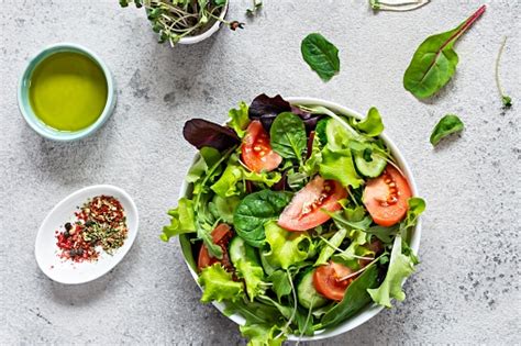 신선한 야채 잘 익은 토마토 오이 양상추 마이크로 그린을 회색 배경에 그릇에 곁들인 신선한 샐러드 건강한 생 식품 개념 0명에