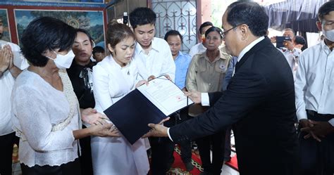 សម្តេចកិត្តិព្រឹទ្ធបណ្ឌិត ប៊ុន រ៉ានី ហ៊ុនសែន ចូលរួមរំលែកទុក្ខដ៏ក្រៀមក្រំ ចំពោះមរណភាពលោកឪពុក