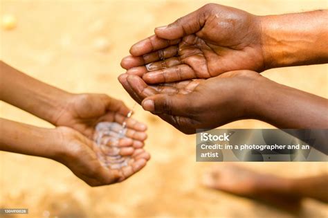 건조한 지역에 있는 사람들은 물을 교환하고 있습니다목마른 사람들povertylackwatersave Water 지속 가능한 생활