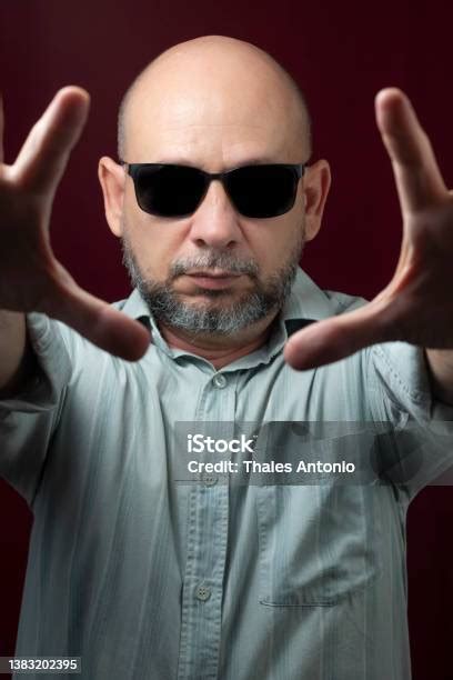 Potret Seorang Pria Berjanggut Dan Botak Yang Mengenakan Kacamata