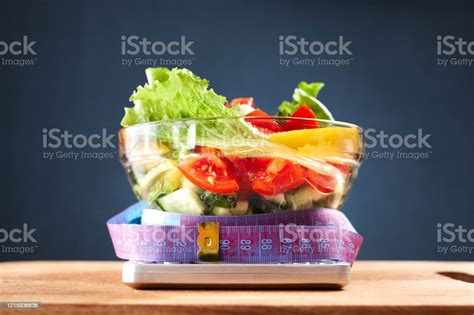 다이어트 건강한 식사 음식과 부엌 규모에 샐러드와 체중 손실 개념 측정 테이프 닫기 가까운에 대한 스톡 사진 및 기타 이미지