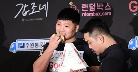 포토 피자 먹으며 체중계 오른 권아솔