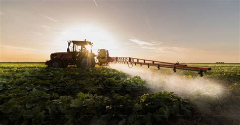분무기가 달린 트랙터의 농부는 어린 채소를위한 비료를 만듭니다 사진 Unsplash의 자연 이미지
