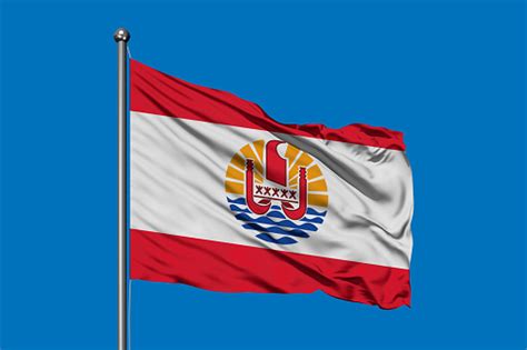 깊고 푸른 하늘에 대 한 바람에 물결치는 프랑스령 폴리네시아의 국기 구름에 대한 스톡 사진 및 기타 이미지 구름 국가 국기 Istock