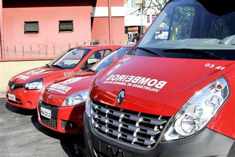 Motociclista tem suspeita de fratura no joelho após colidir em poste em