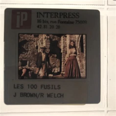 LES 100 FUSILS Raquel Welch Jim Brown Diapositive De Presse Slide